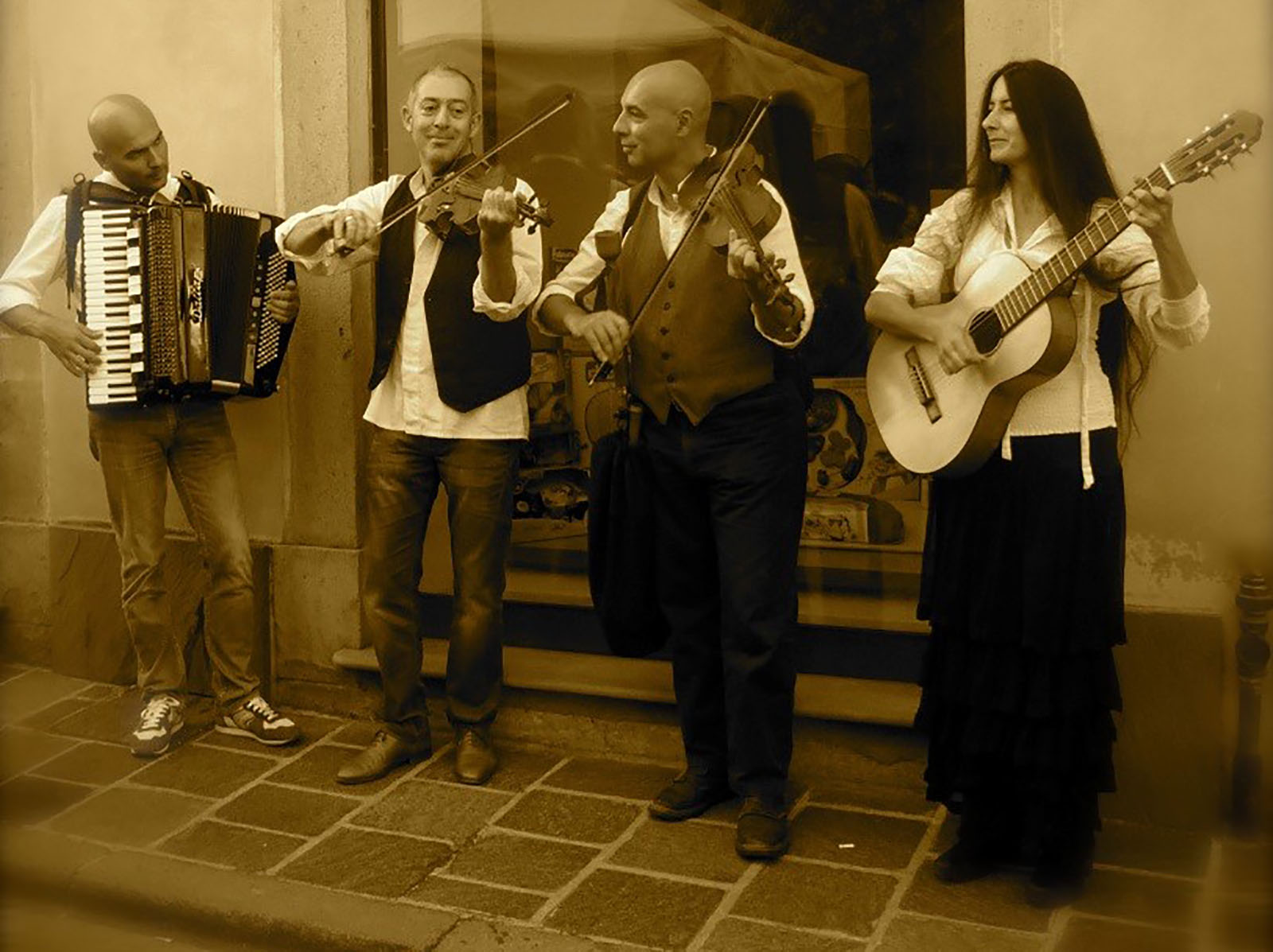 Spettacolo Viaggiante. Gruppo musicale itinerante. Musica popolare